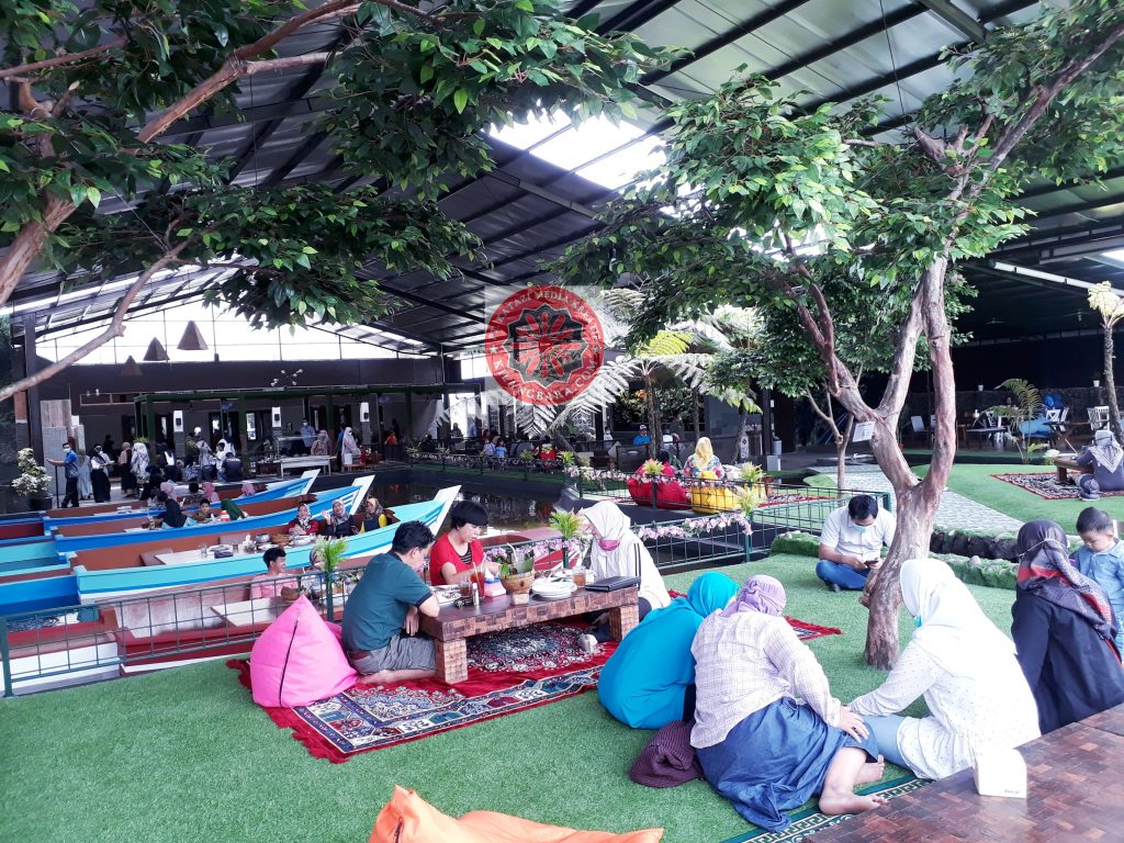 Makan Diatas Perahu, Resto Cibiuk Sindangkasih, Tawarkan Sensasi Baru ...