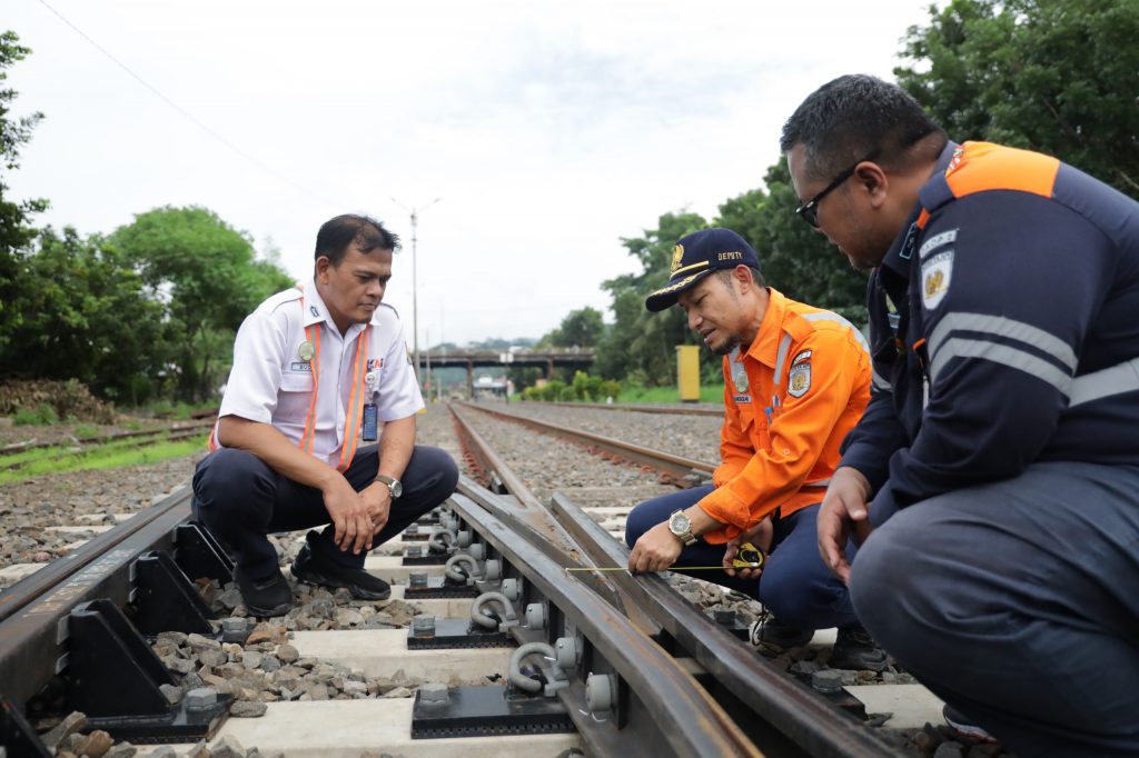 Selama 2024 KAI Daop 2 Bandung, Ganti Rel Baru Sepanjang 20.450 Meter ...